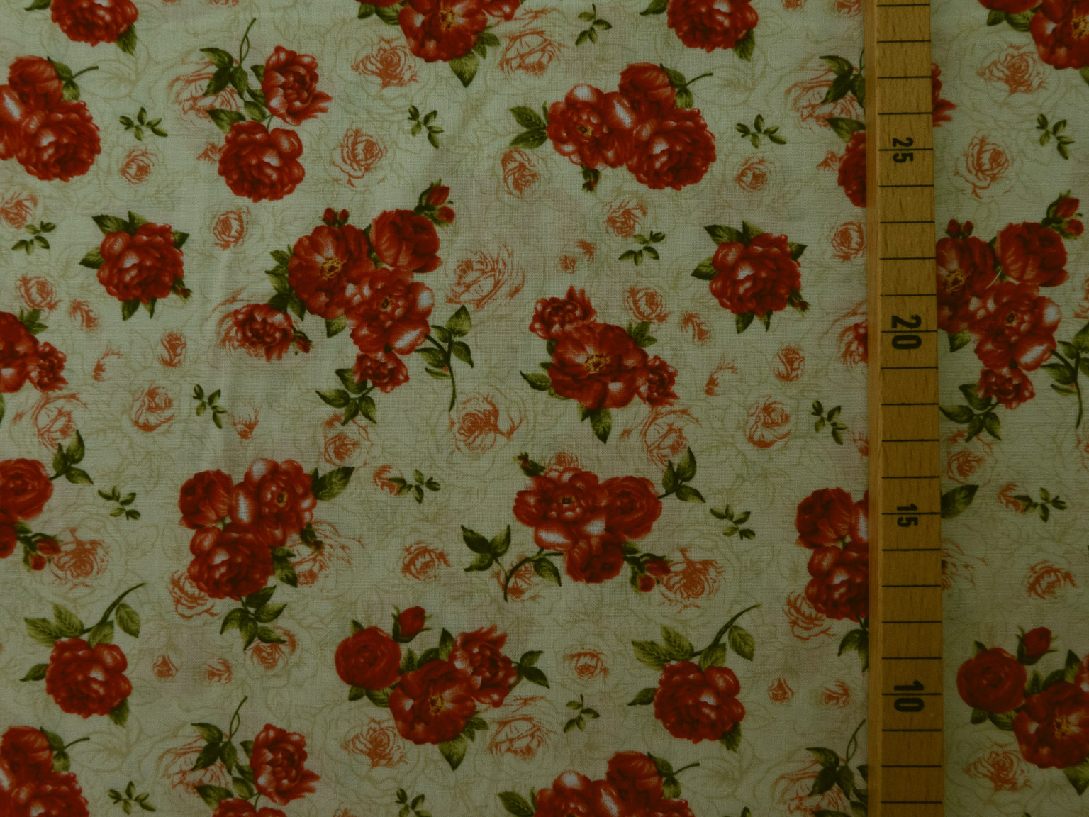 Stoff rote Rosen auf beige von Timeless Treasures – pw.kowalke-net.de